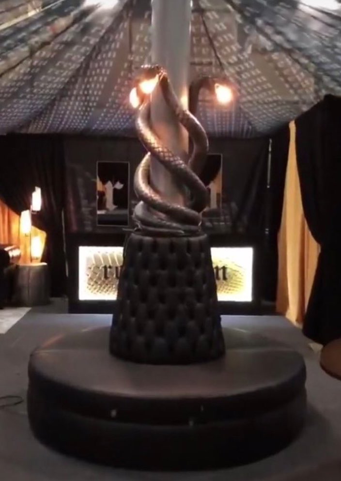 Tour Talk: Taylor gives us a peek at the rep room! – The Swift Agency