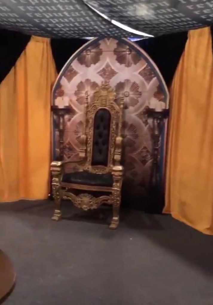 Tour Talk: Taylor gives us a peek at the rep room! – The Swift Agency